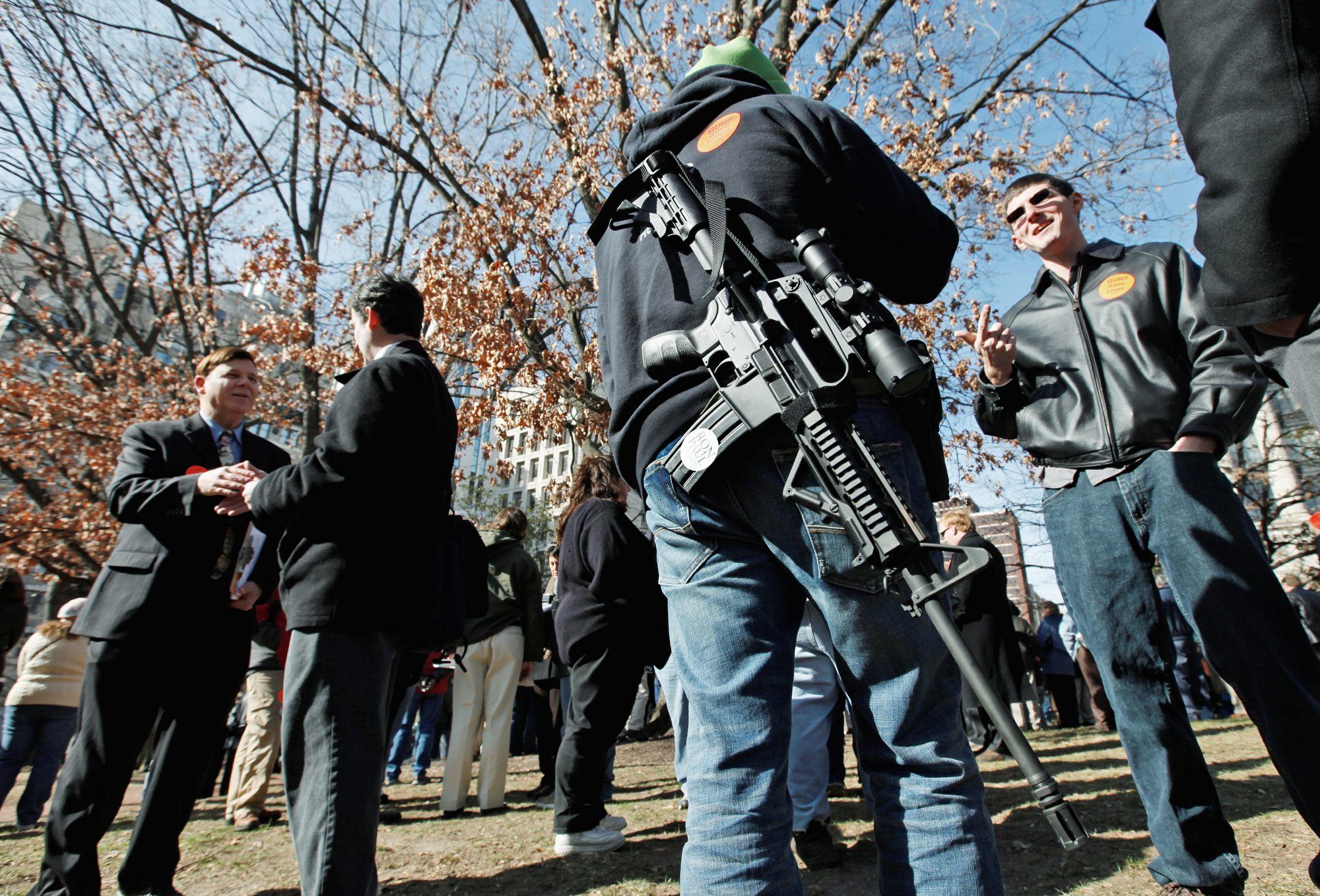 Man open carries AR-15 at pro-gun rally hours before an anti-gun rally ...